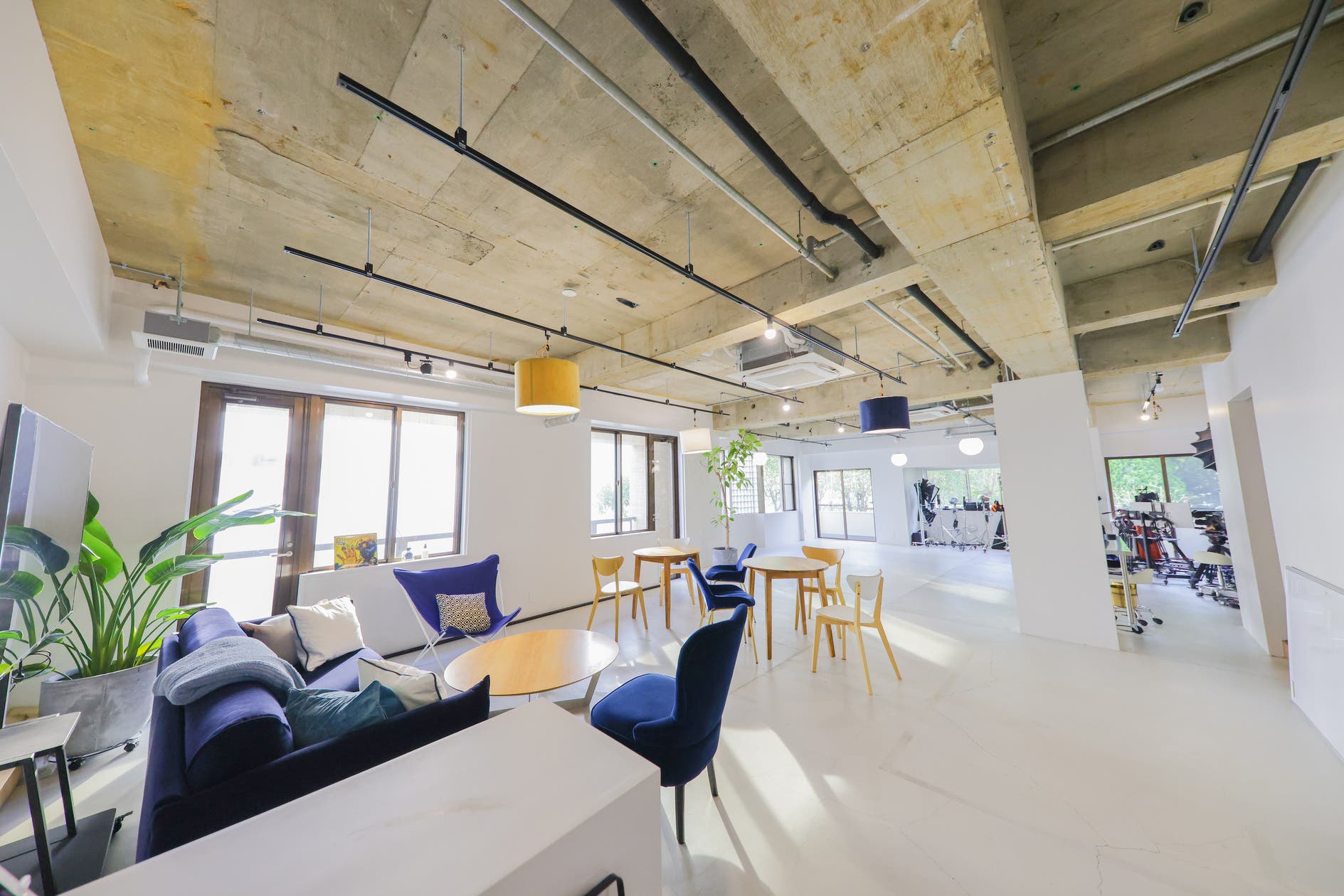 【表参道駅徒歩5分/広さ108㎡】撮影やイベント/展示会にも最適。自然光と緑が調和するまるで都心の別荘のような空間の写真2