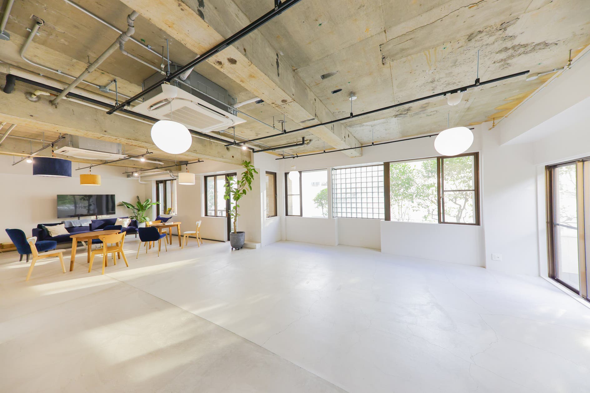 【表参道駅徒歩5分/広さ108㎡】撮影やイベント/展示会にも最適。自然光と緑が調和するまるで都心の別荘のような空間の写真1