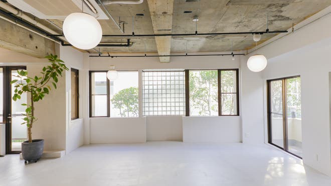 【表参道駅徒歩5分/広さ108㎡】撮影やイベント/展示会にも最適。自然光と緑が調和するまるで都心の別荘のような空間の写真4