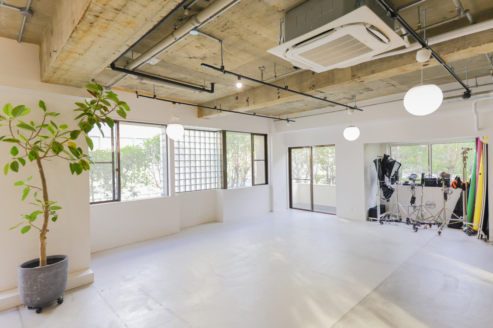 【表参道駅徒歩5分/広さ108㎡】撮影やイベント/展示会にも最適。自然光と緑が調和するまるで都心の別荘のような空間の写真3