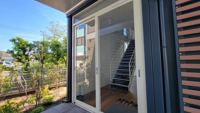 【Living1】✨U-SPACE東大阪店✨ガラス張りの開放的なテラスをお楽しみいただけます♪Wi-Fi/東大阪市の写真4