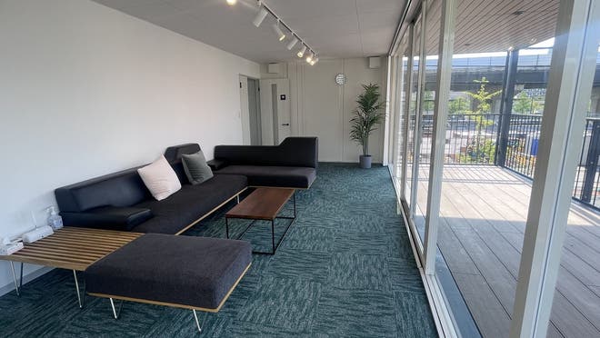 【Living1】✨U-SPACE東大阪店✨ガラス張りの開放的なテラスをお楽しみいただけます♪Wi-Fi/東大阪市の写真1