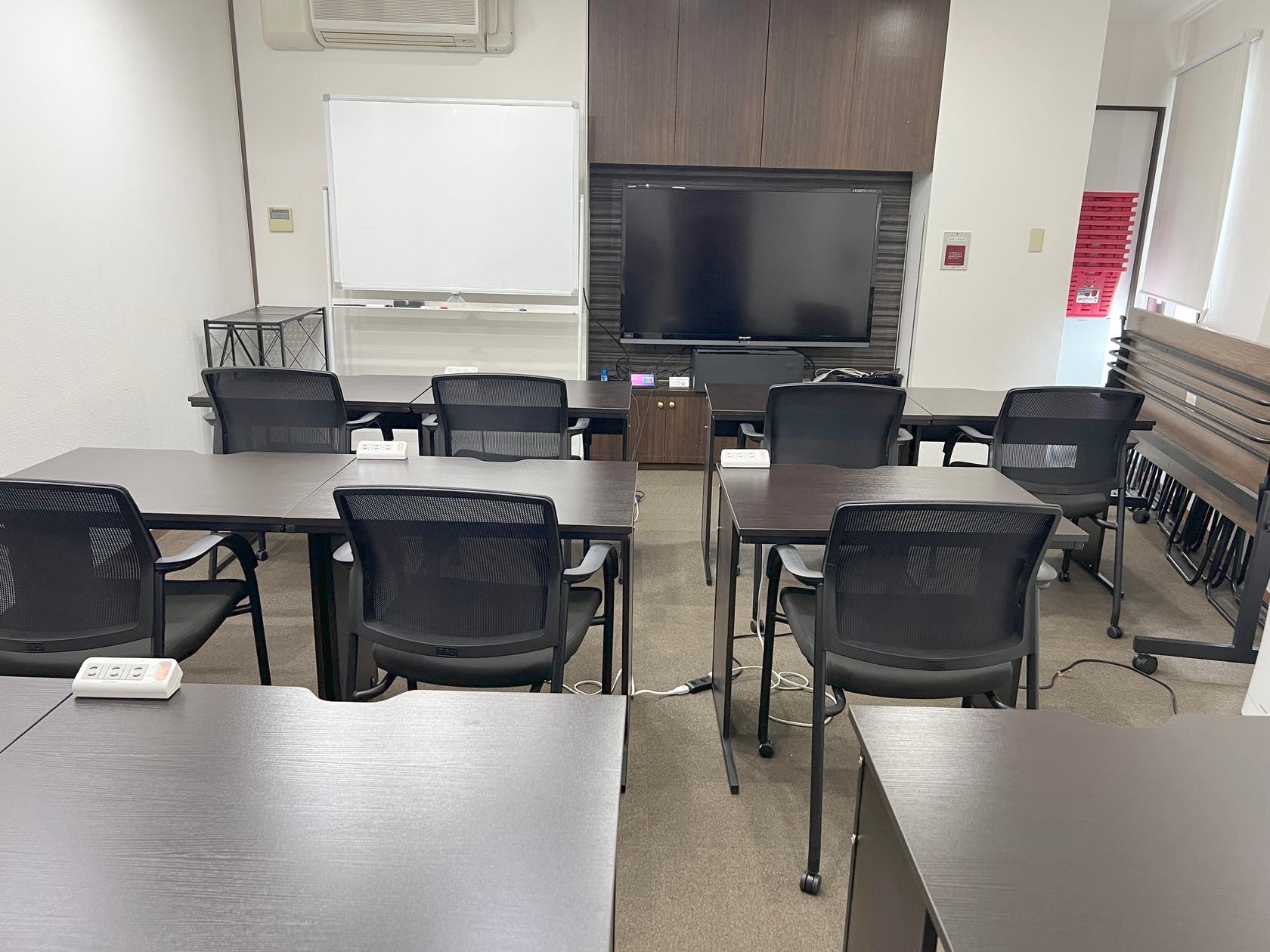 【夙川駅 商業ビル内コワーキングスペース】ミーティング、セミナー、レッスン等に！ネット環境安定！【C 10-11名用 個室】の写真1