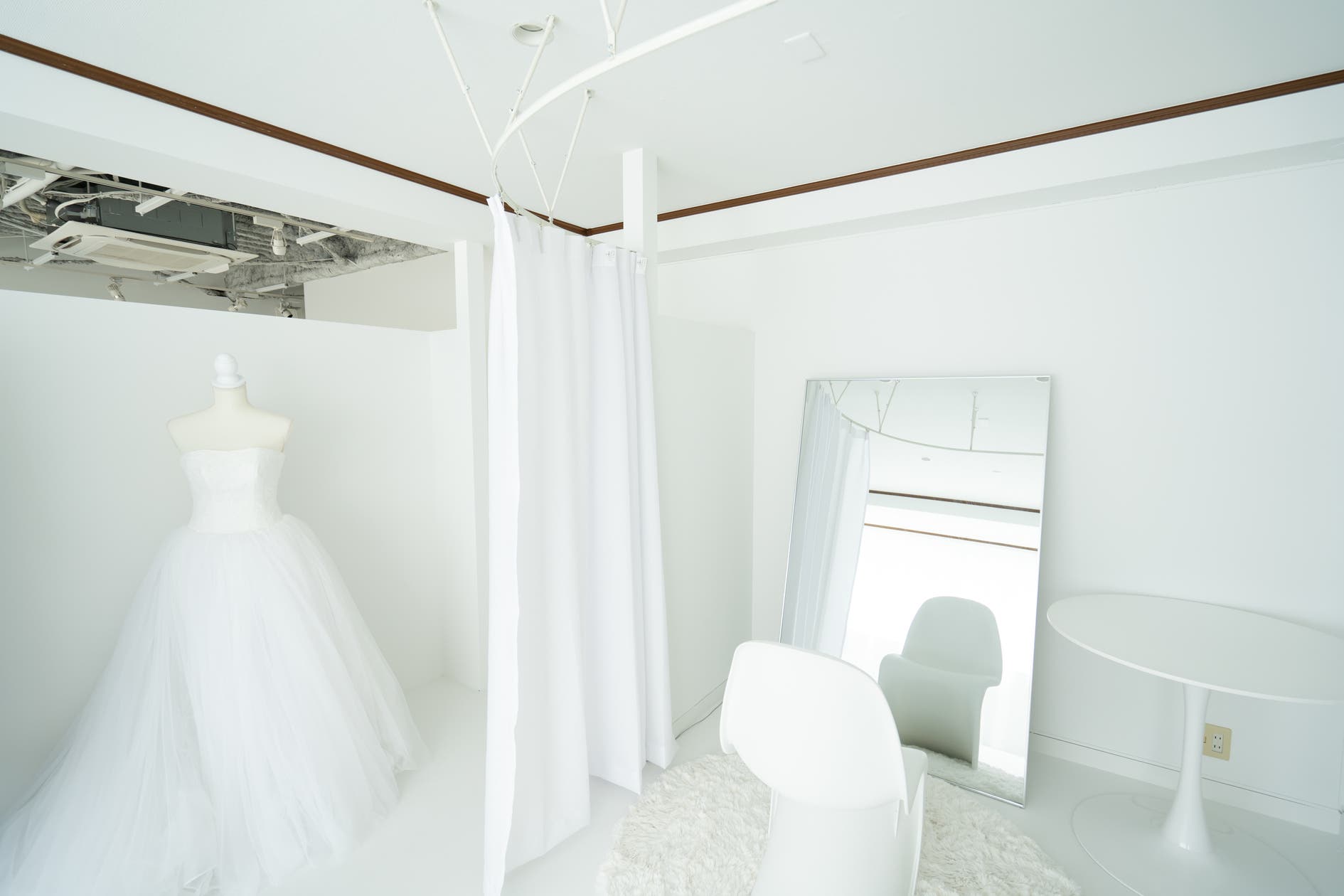 浅草寺目の前 自然光がたっぷり入るシンプルな白ホリスタジオの写真5