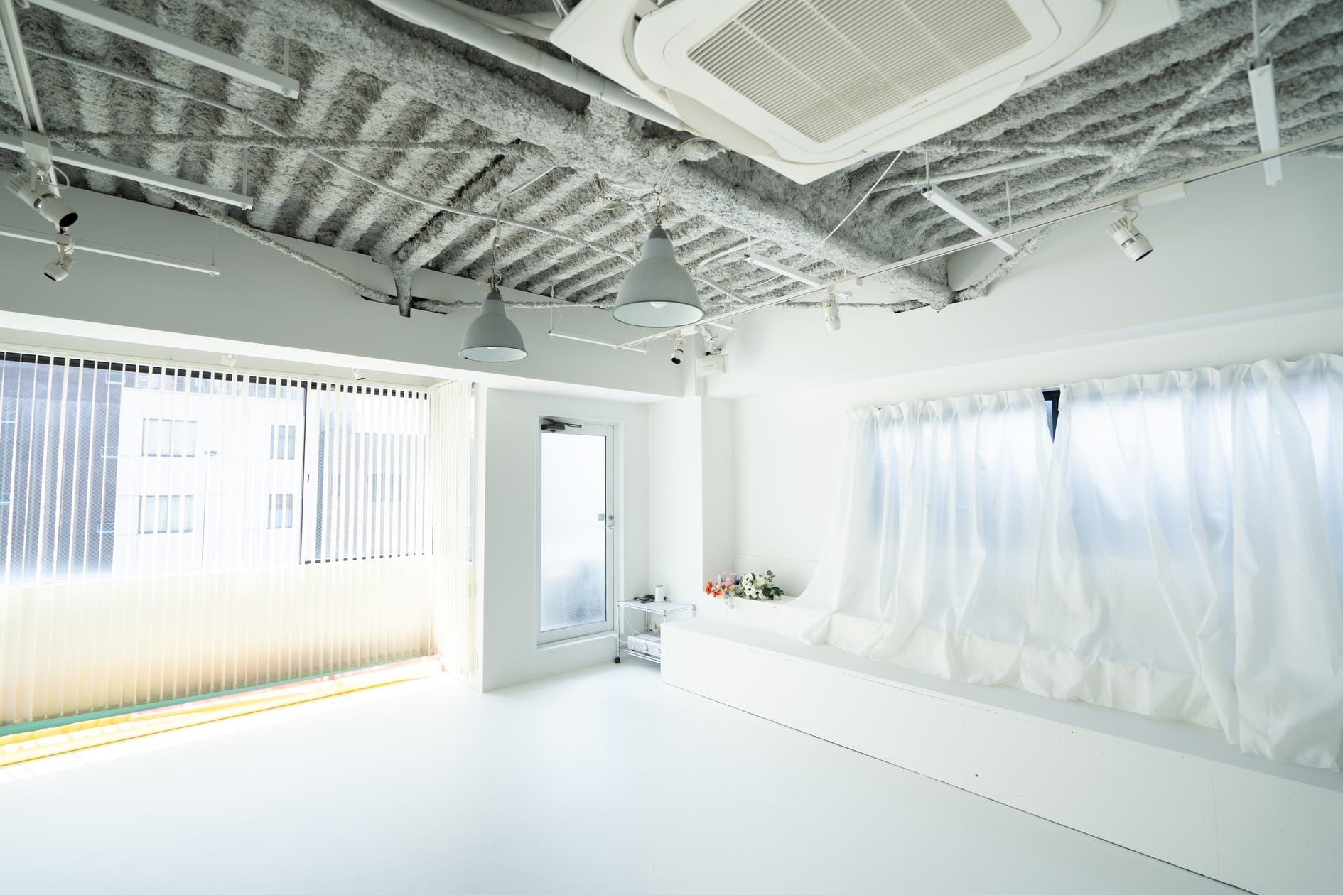 浅草寺目の前 自然光がたっぷり入るシンプルな白ホリスタジオの写真6