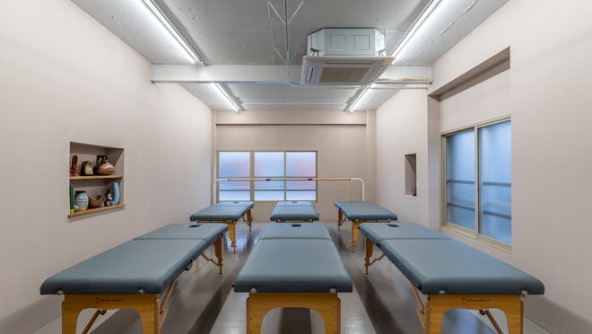 西永福駅徒歩1分!ヨガ・ピラティスのグッズ充実。47㎡の広々空間。施術ベッド6台机に椅子も。グッズや設備は全て無料☺︎の写真2