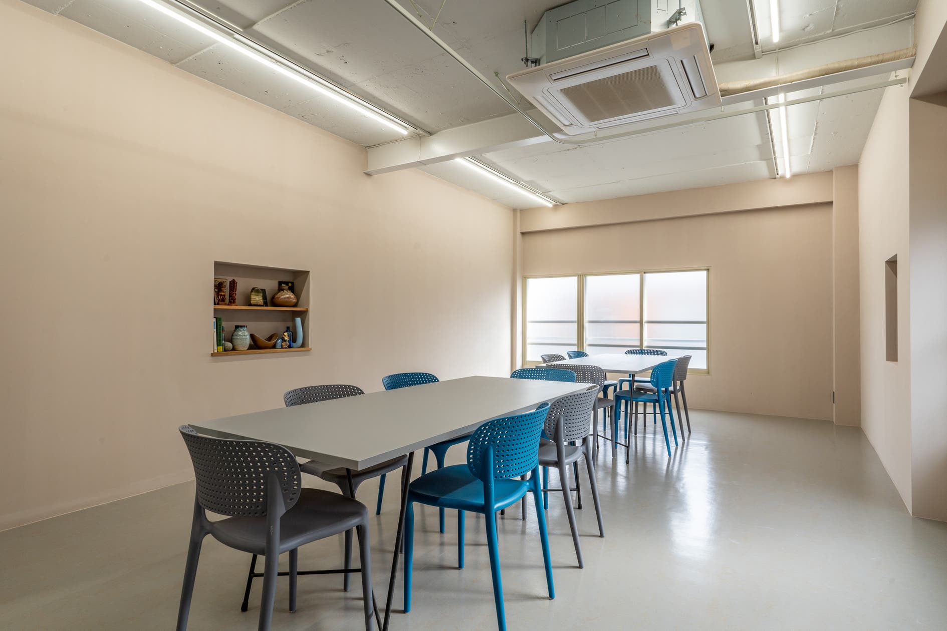 西永福駅徒歩1分！ヨガ・ピラティスのグッズ充実。47㎡の広々空間。施術ベッド6台机に椅子も。グッズや設備は全て無料☺︎の写真4