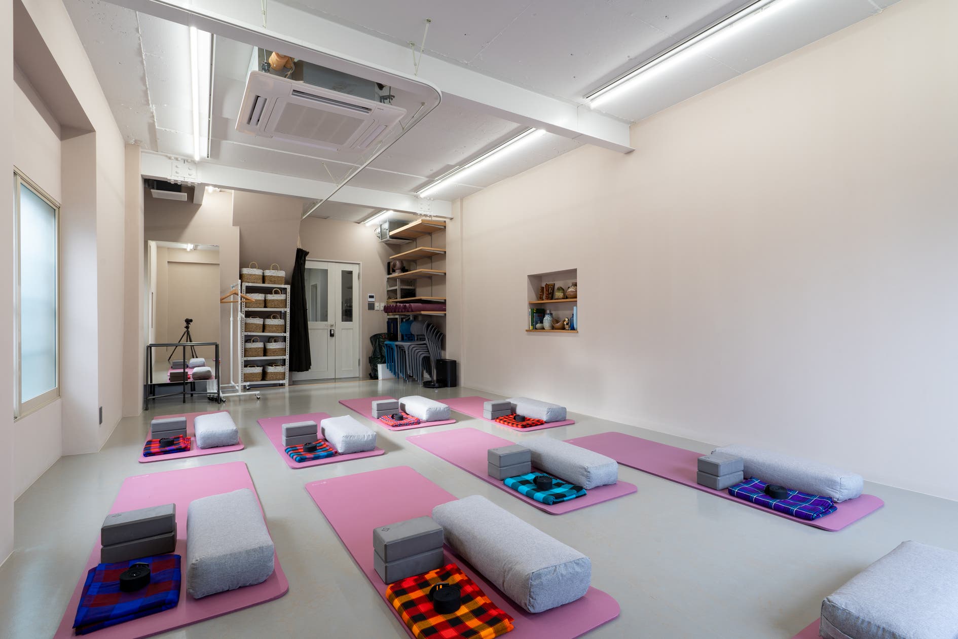 西永福駅徒歩1分！ヨガ・ピラティスのグッズ充実。47㎡の広々空間。施術ベッド6台机に椅子も。グッズや設備は全て無料☺︎の写真5