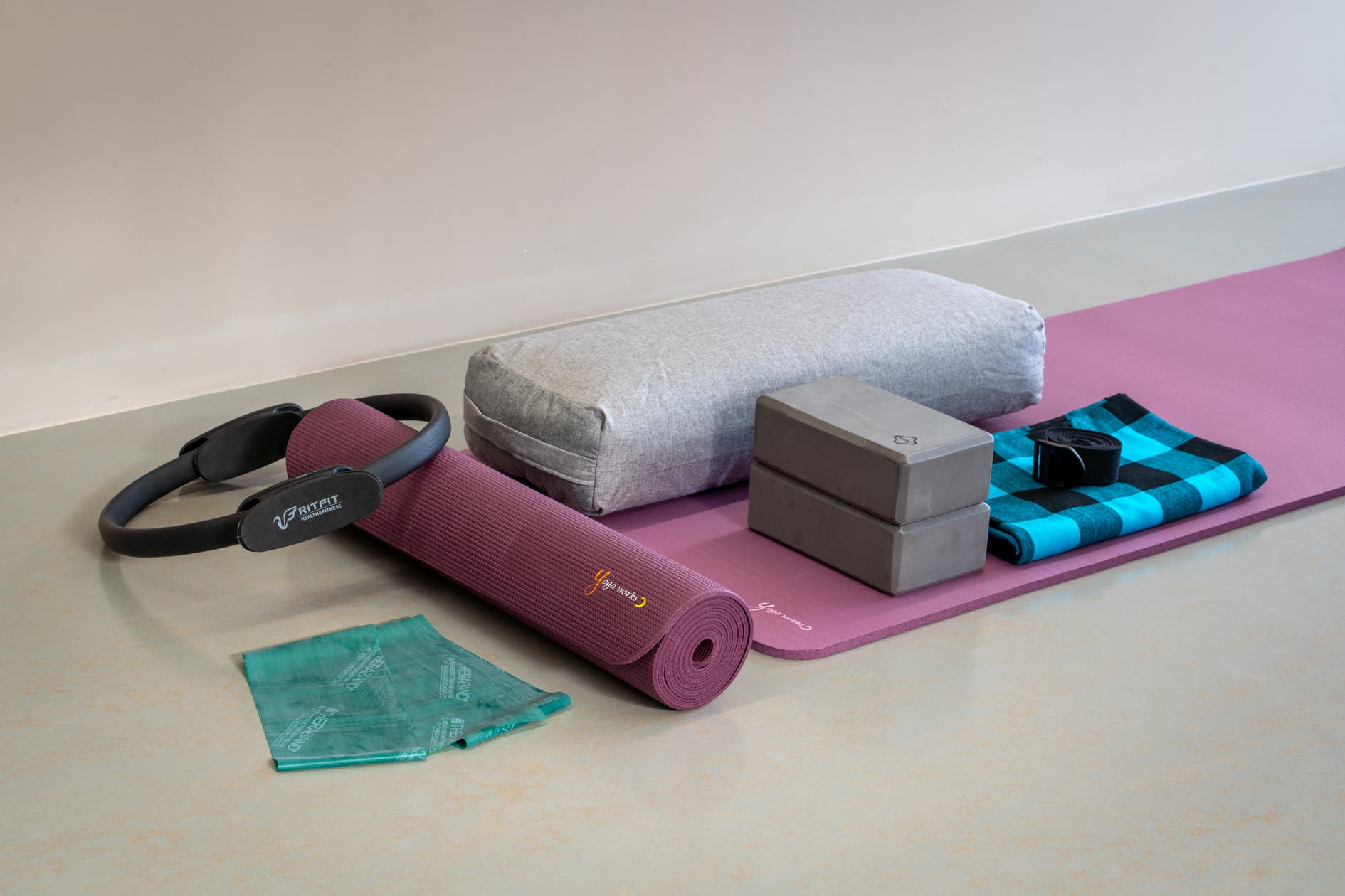 西永福駅徒歩1分！ヨガ・ピラティスのグッズ充実。47㎡の広々空間。施術ベッド6台机に椅子も。グッズや設備は全て無料☺︎の写真9