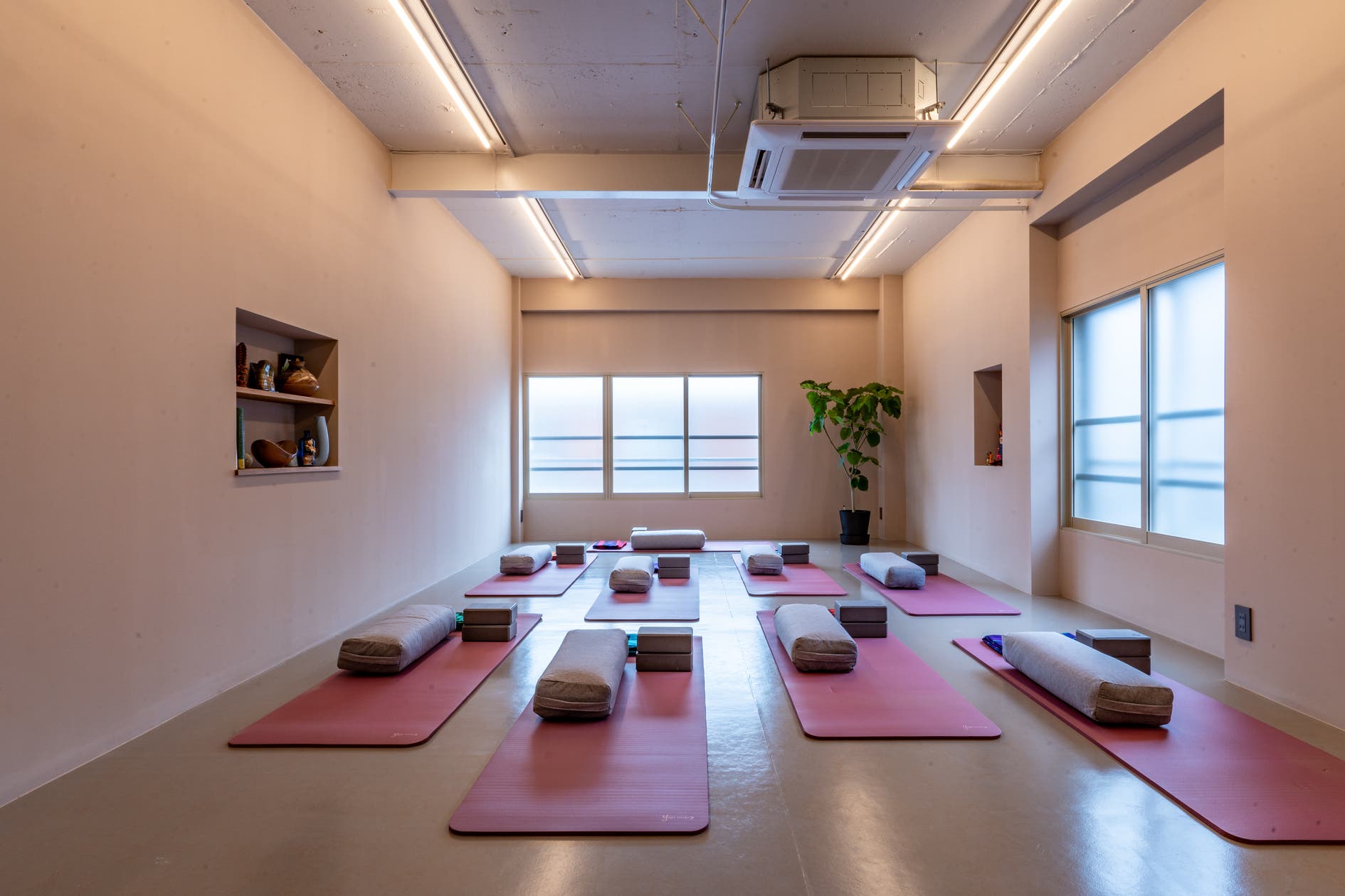 西永福駅徒歩1分！ヨガ・ピラティスのグッズ充実。47㎡の広々空間。施術ベッド6台机に椅子も。グッズや設備は全て無料☺︎の写真10