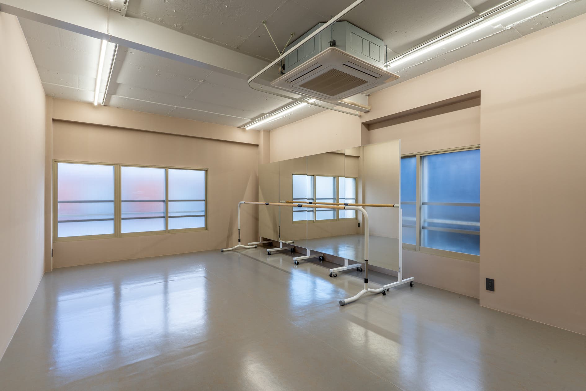 西永福駅徒歩1分！ヨガ・ピラティスのグッズ充実。47㎡の広々空間。施術ベッド6台机に椅子も。グッズや設備は全て無料☺︎の写真13