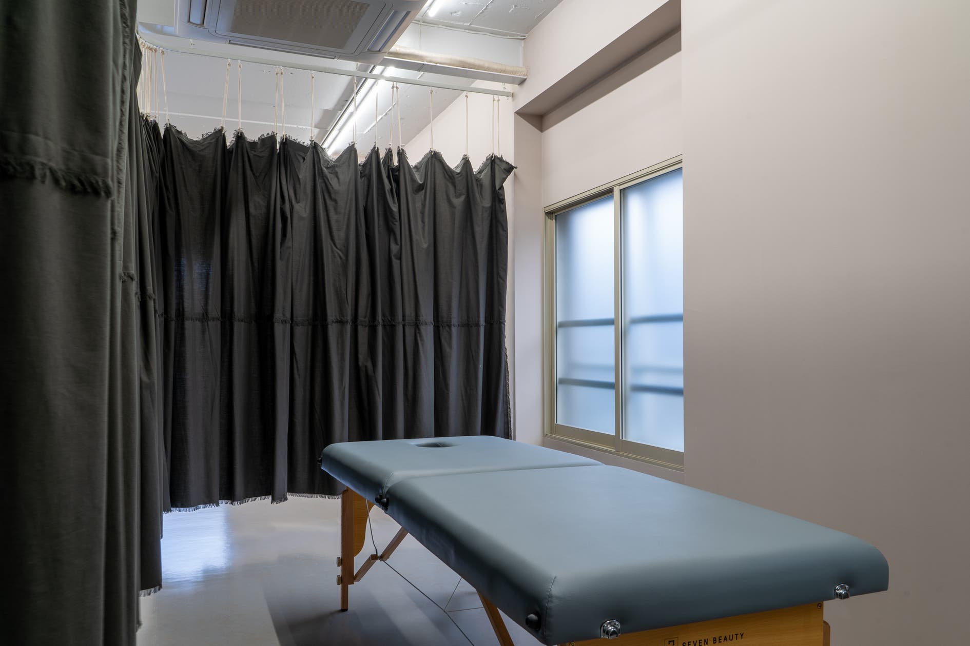 西永福駅徒歩1分！ヨガ・ピラティスのグッズ充実。47㎡の広々空間。施術ベッド6台机に椅子も。グッズや設備は全て無料☺︎の写真17