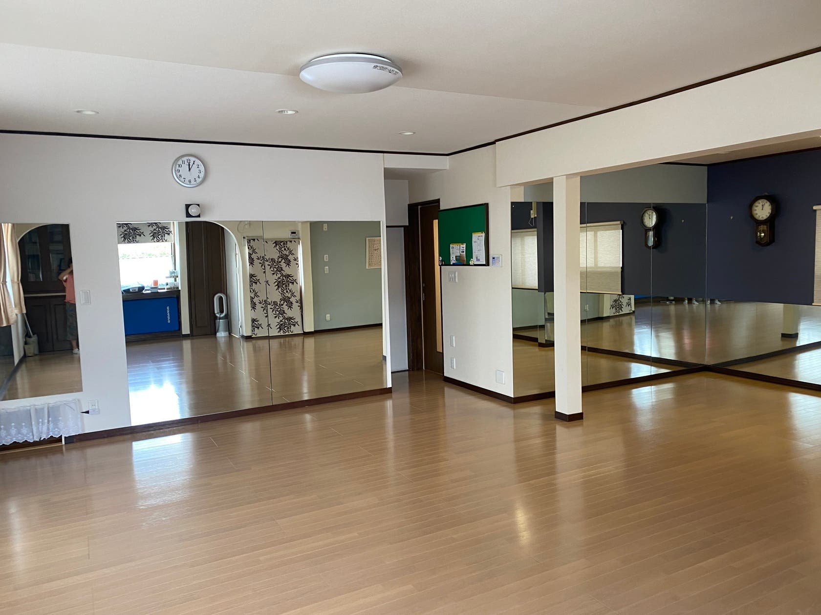 高崎駅東口から徒歩8分のヨガスタジオ！完全個室の大小3面鏡張りでヨガレッスンができます！の写真1