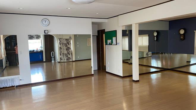 高崎駅東口から徒歩8分のヨガスタジオ!完全個室の大小3面鏡張りでヨガレッスンができます!の写真1