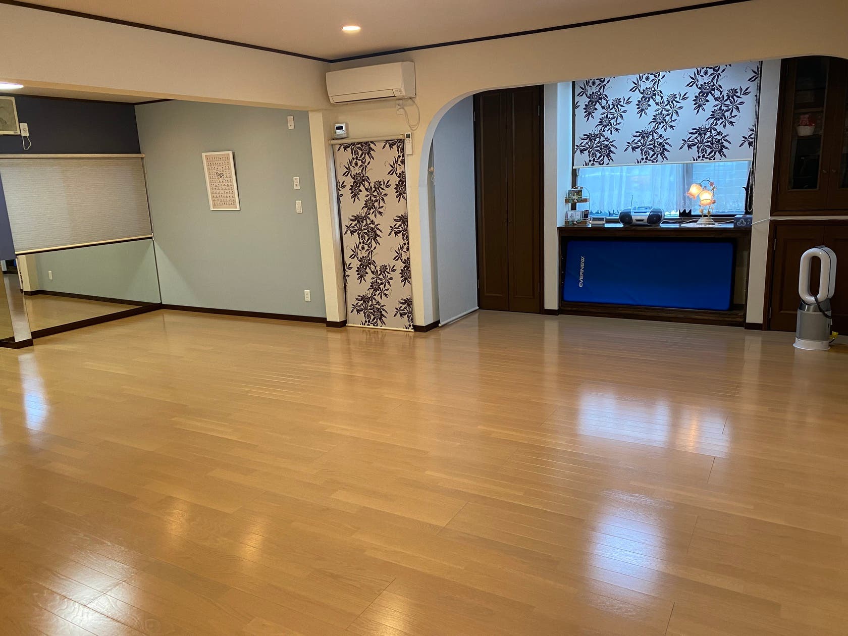 高崎駅東口から徒歩8分のヨガスタジオ！完全個室の大小3面鏡張りでヨガレッスンができます！の写真2