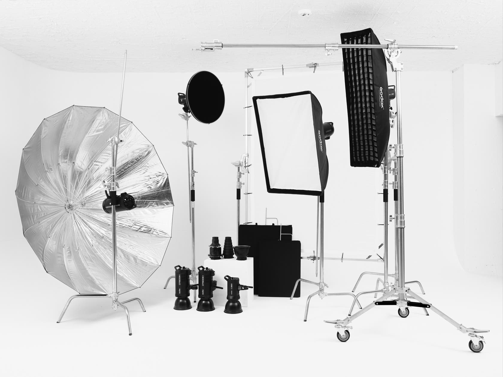 自然光が溢れる白ホリゾント撮影スタジオの写真1