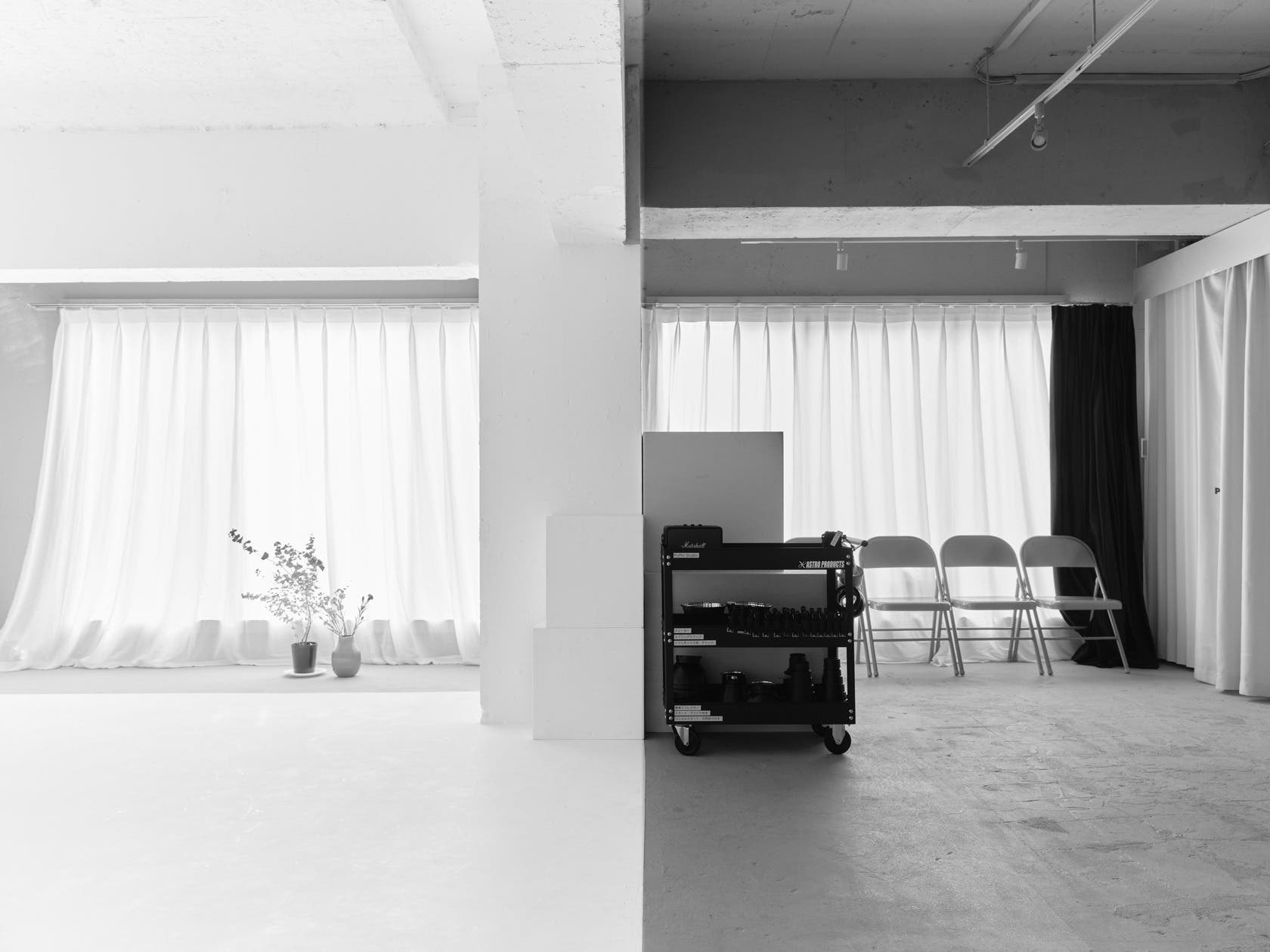 自然光が溢れる白ホリゾント撮影スタジオの写真3