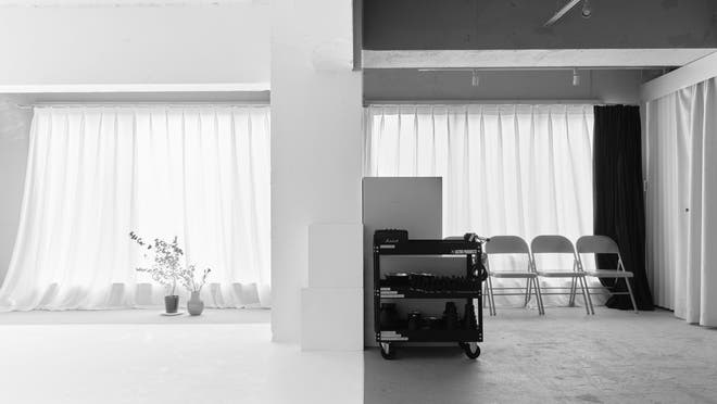 自然光が溢れる白ホリゾント撮影スタジオの写真3