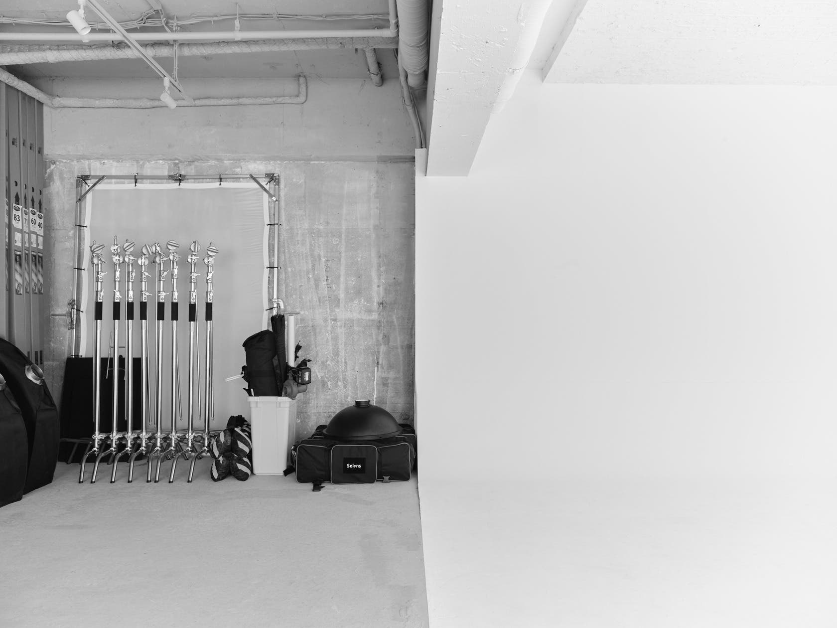 自然光が溢れる白ホリゾント撮影スタジオの写真4