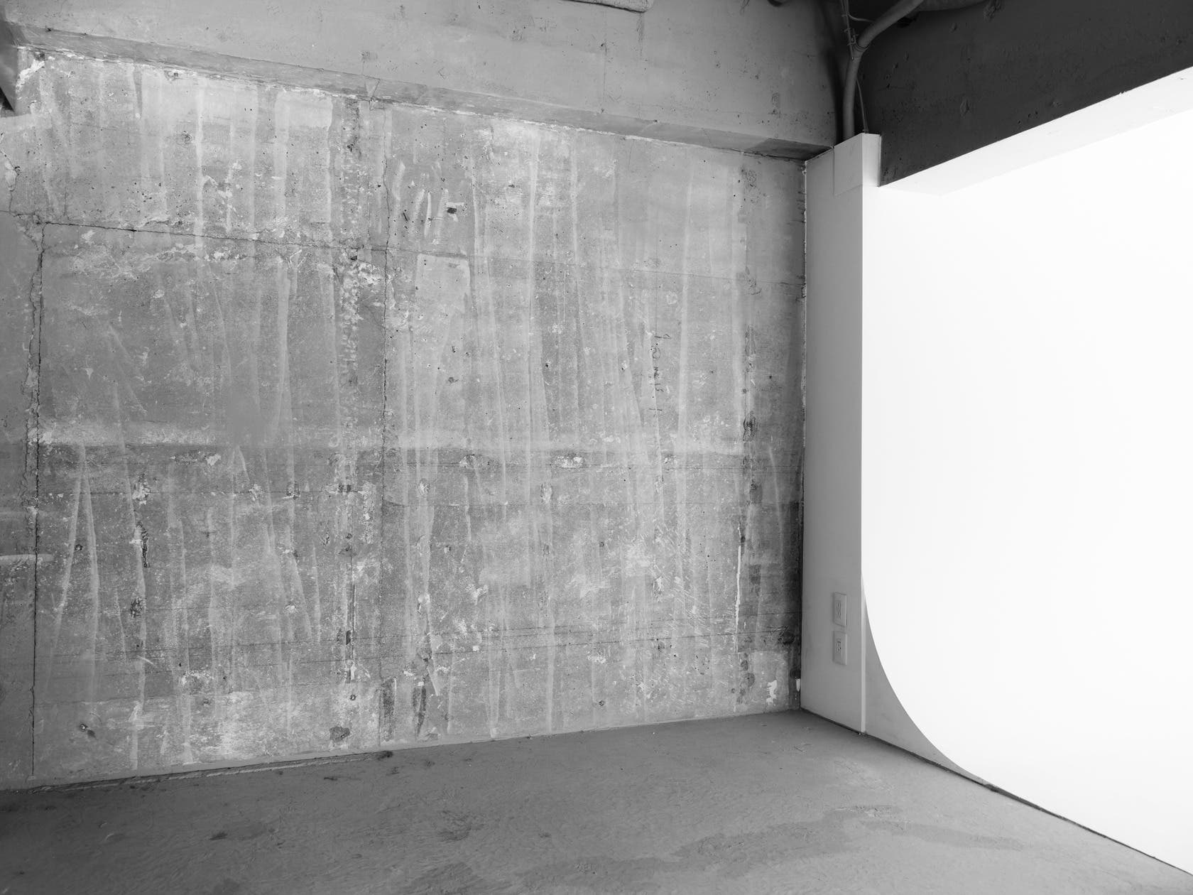 自然光が溢れる白ホリゾント撮影スタジオの写真5