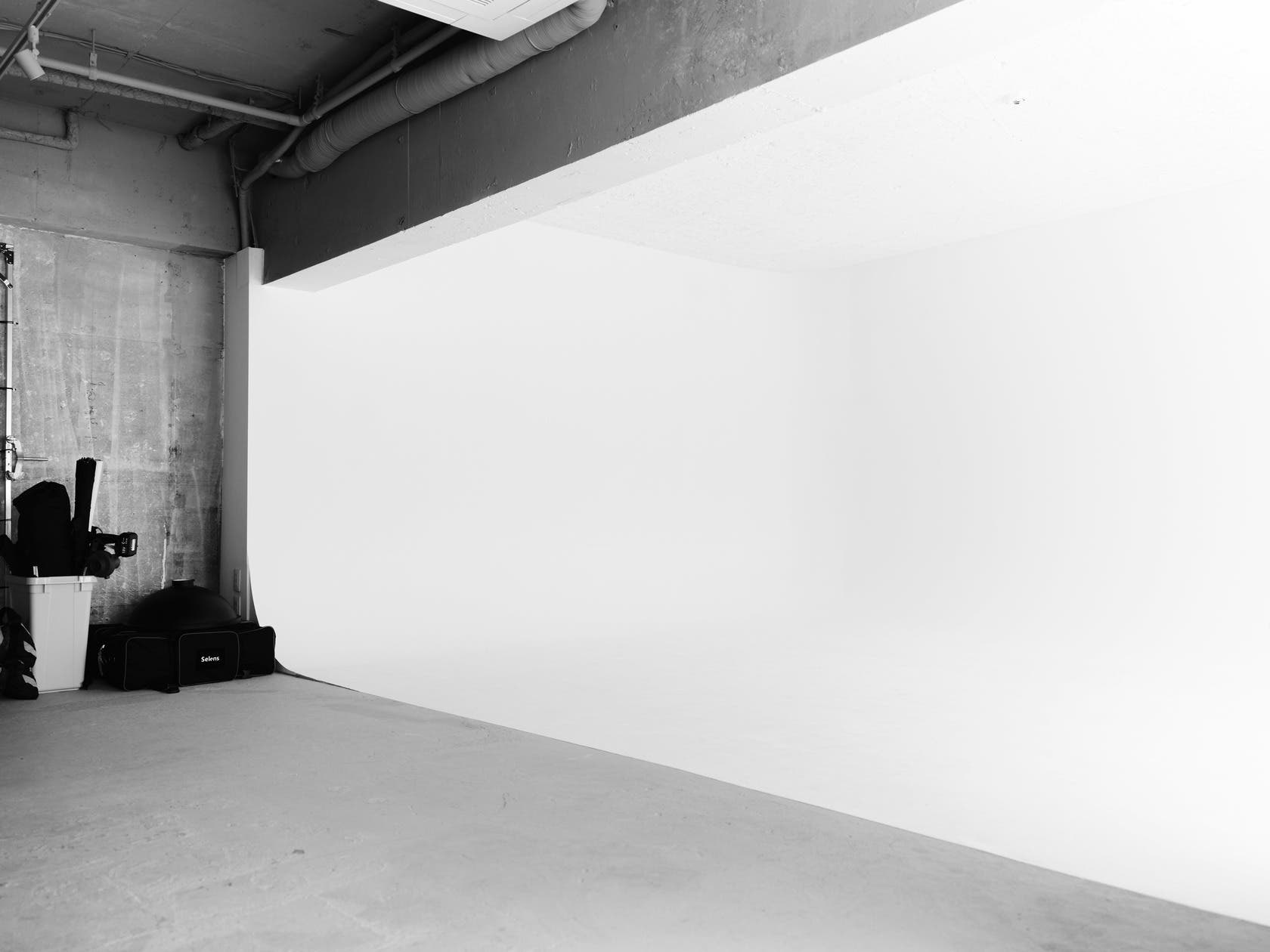 自然光が溢れる白ホリゾント撮影スタジオの写真7