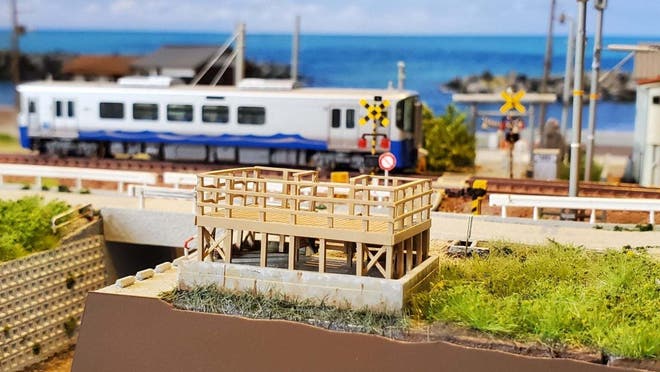 ジオラマ作家が作ったローカル鉄道ジオラマを目の前にして仕事が出来るワークルームの写真3