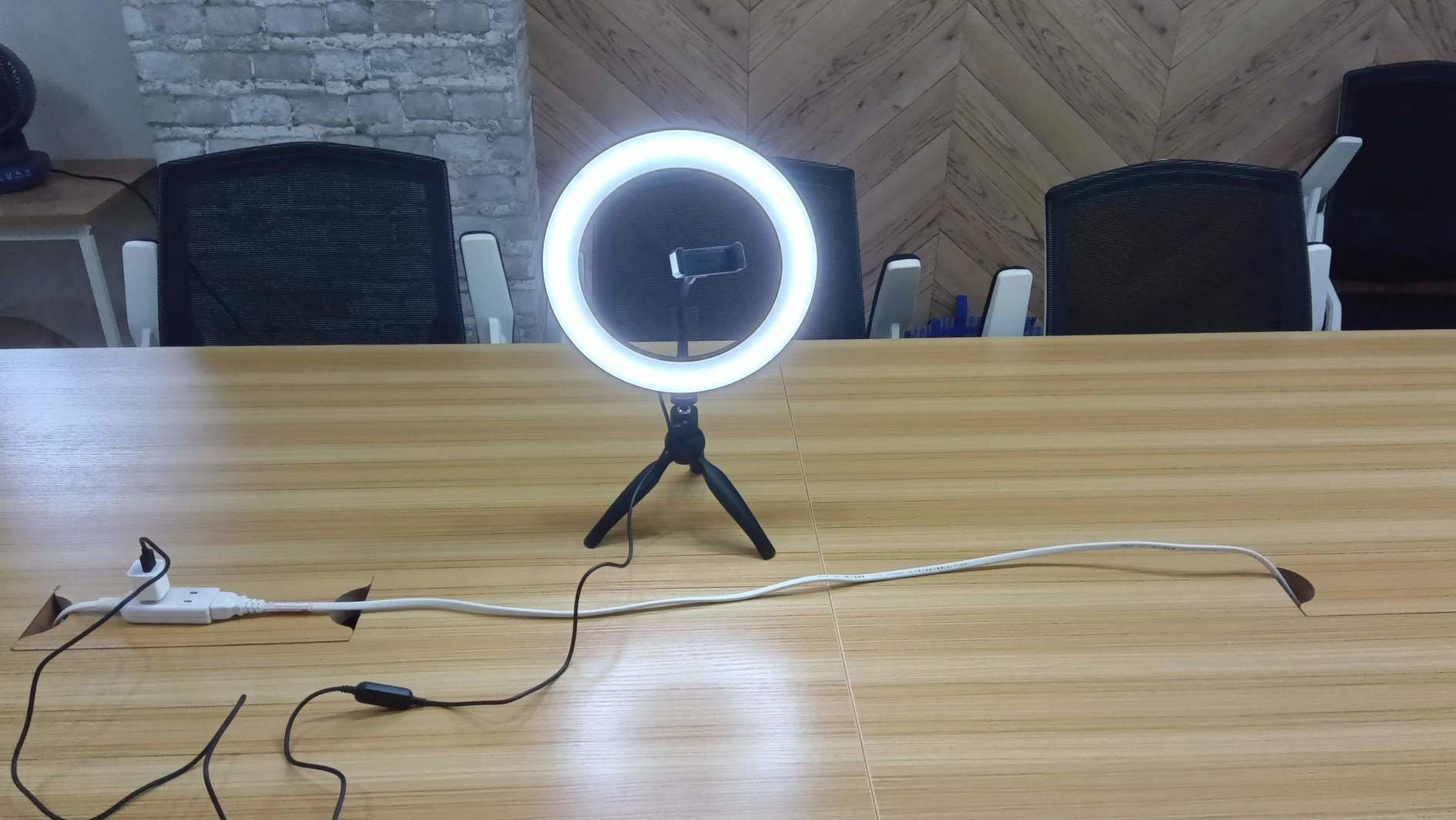 御茶ノ水駅🚶4分🚃末広町駅🚶6分🚃カフェ風会議室 ☕高速光回線⚡最大12名👌大型モニター＆ホワイトボードなど充実設備の写真13