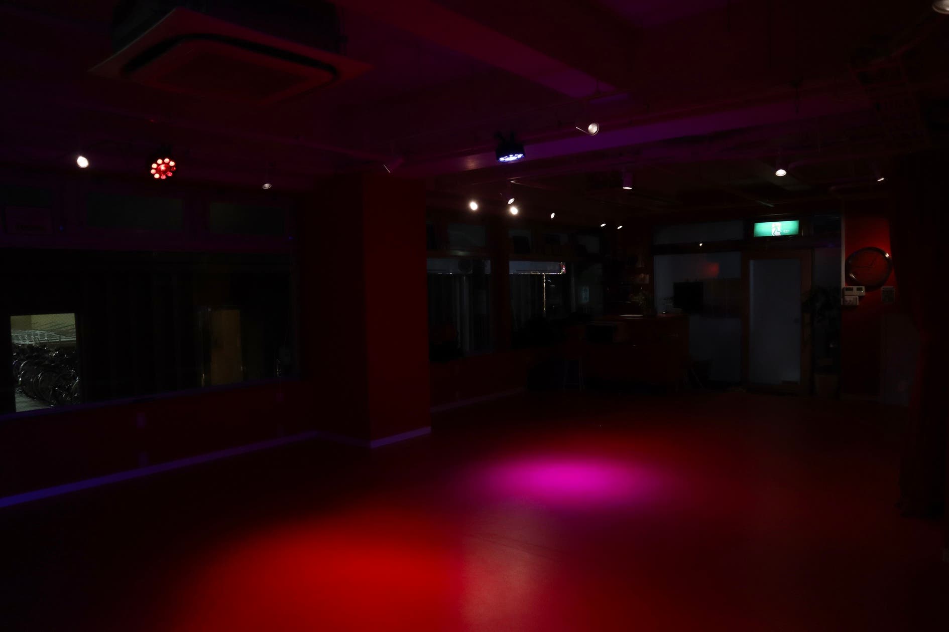 西大路駅から徒歩2分! 便利な赤いダンススタジオの写真7