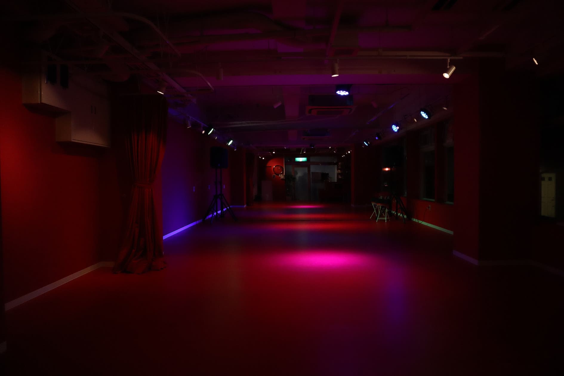 西大路駅から徒歩2分! 便利な赤いダンススタジオの写真8