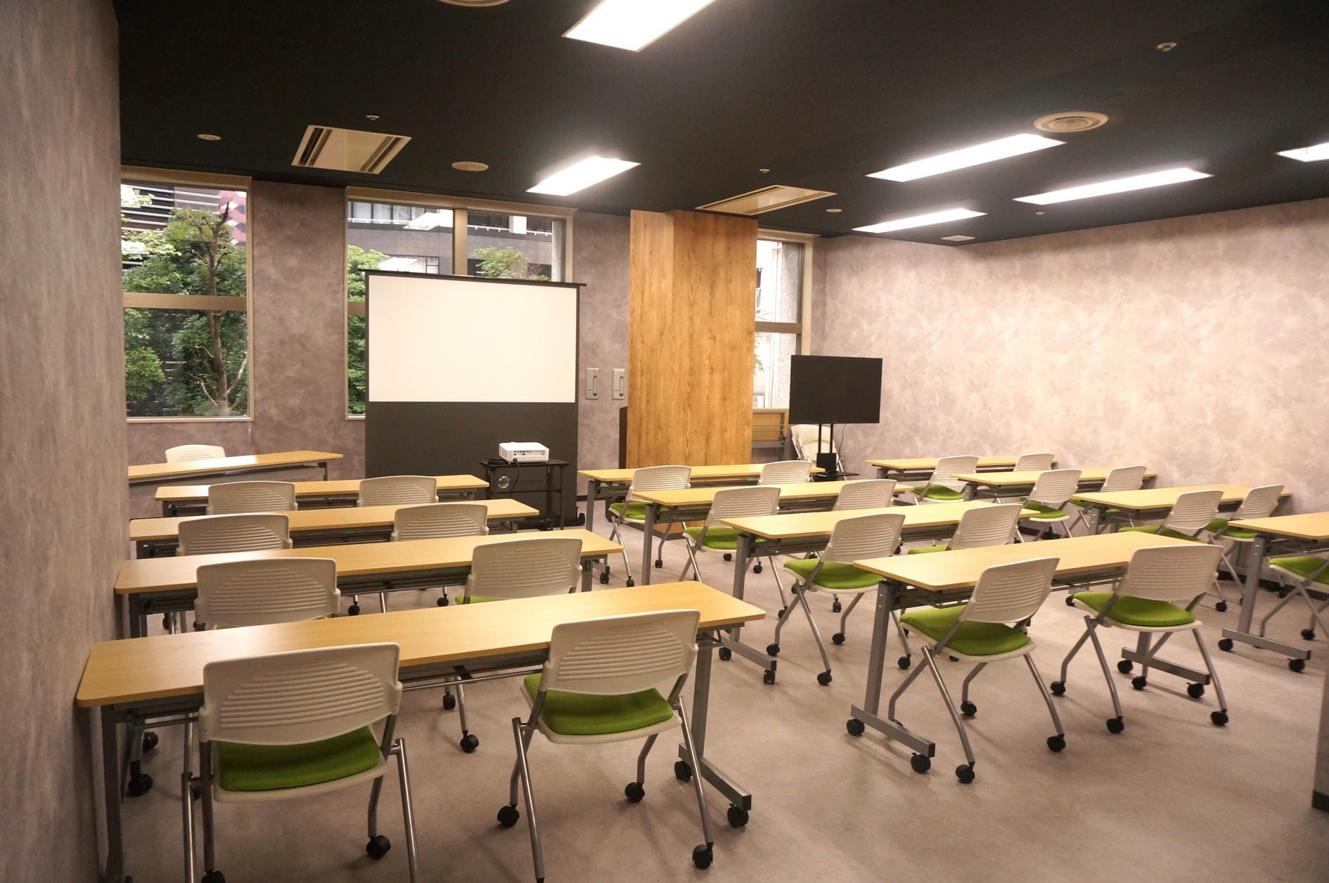 【新宿駅、西新宿駅からアクセス抜群】綺麗で清潔な70㎡フルリフォーム貸会議室、充実の設備が無料で使い放題！ウォーターサーバー有の写真1