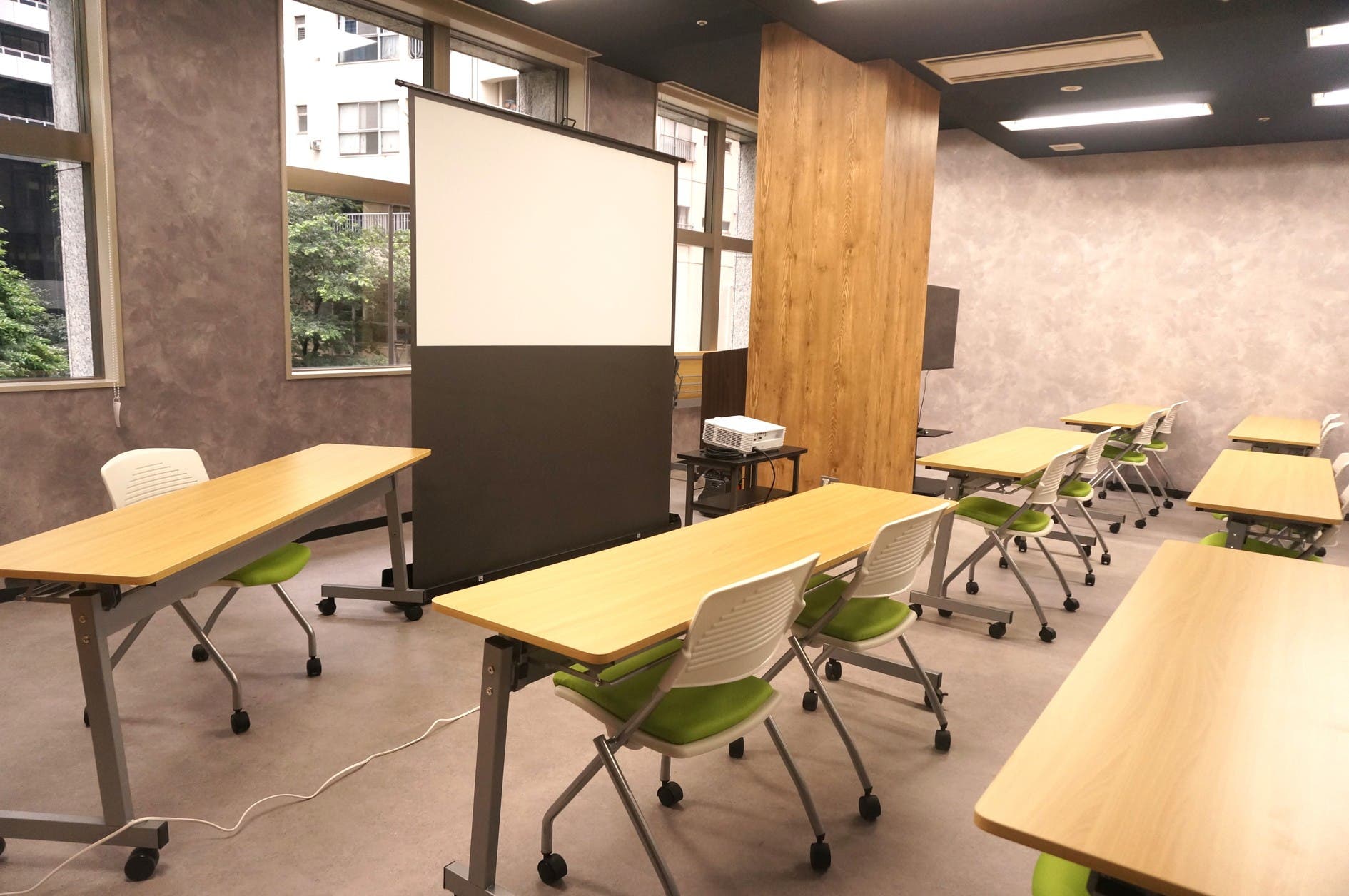 【新宿駅、西新宿駅からアクセス抜群】綺麗で清潔な70㎡フルリフォーム貸会議室、充実の設備が無料で使い放題！ウォーターサーバー有の写真5