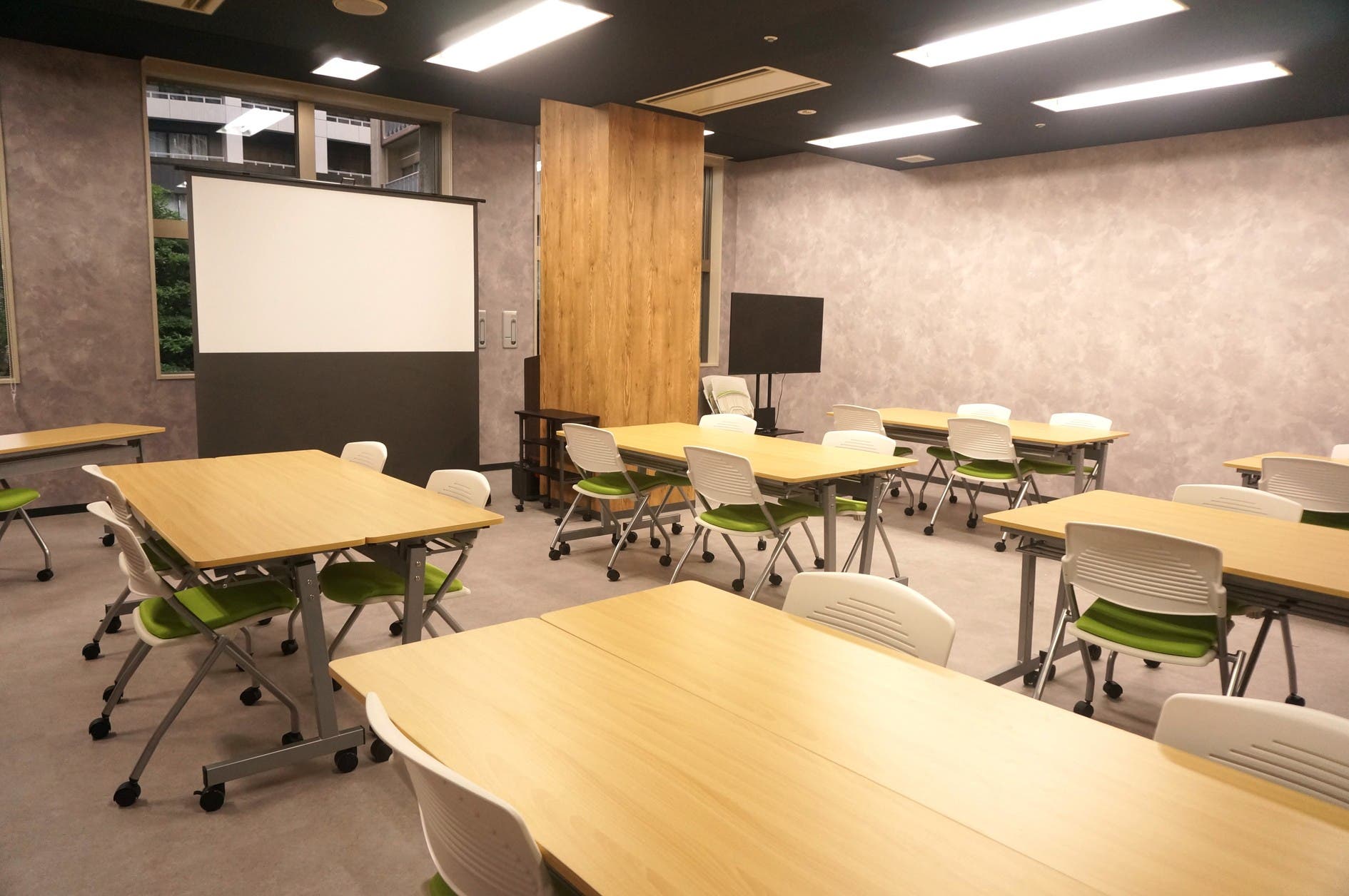 【新宿駅、西新宿駅からアクセス抜群】綺麗で清潔な70㎡フルリフォーム貸会議室、充実の設備が無料で使い放題！ウォーターサーバー有の写真6