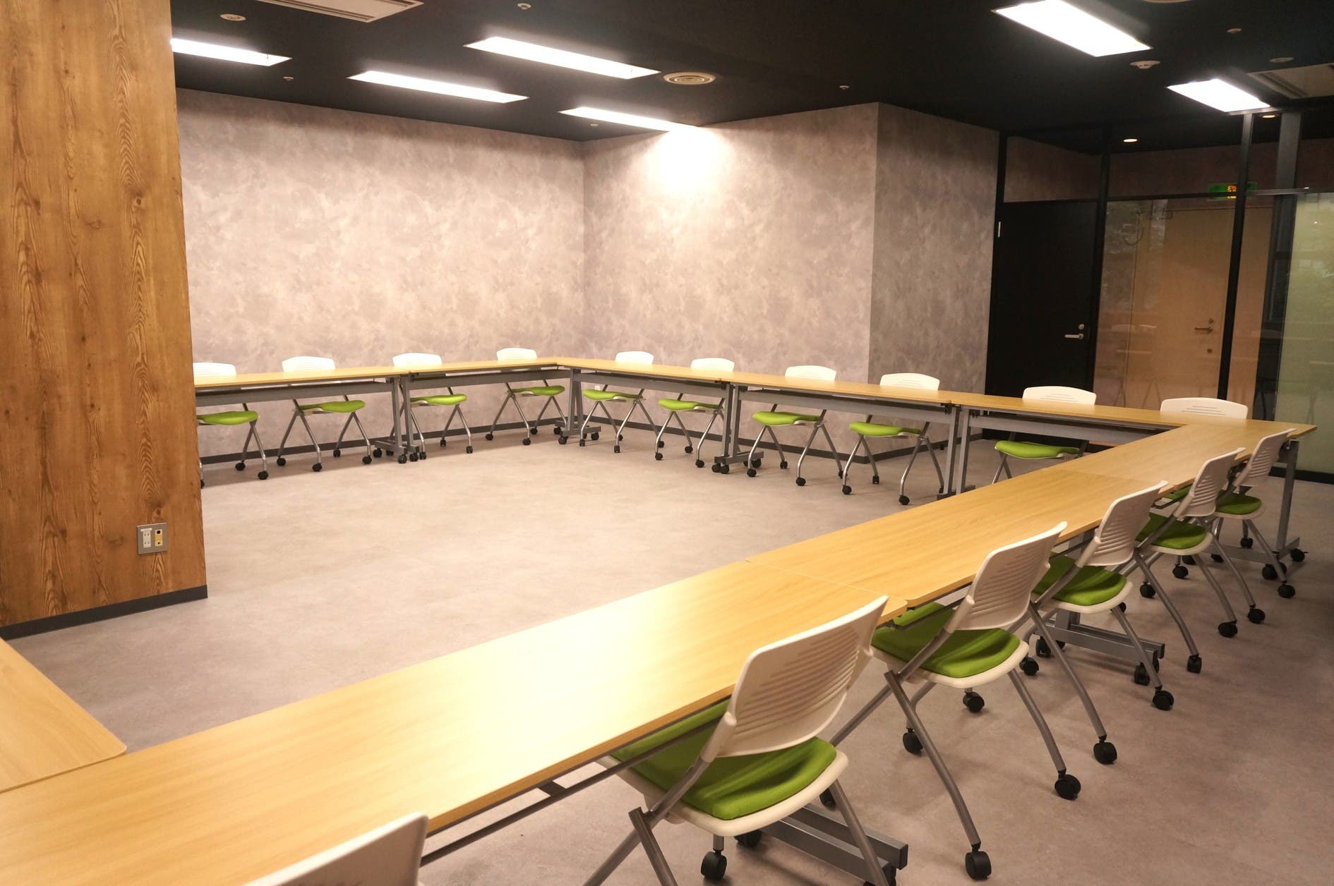 【新宿駅、西新宿駅からアクセス抜群】綺麗で清潔な70㎡フルリフォーム貸会議室、充実の設備が無料で使い放題！ウォーターサーバー有の写真9