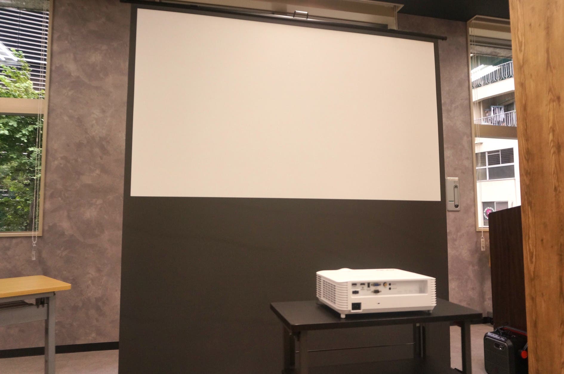 【新宿駅、西新宿駅からアクセス抜群】綺麗で清潔な70㎡フルリフォーム貸会議室、充実の設備が無料で使い放題！ウォーターサーバー有の写真11