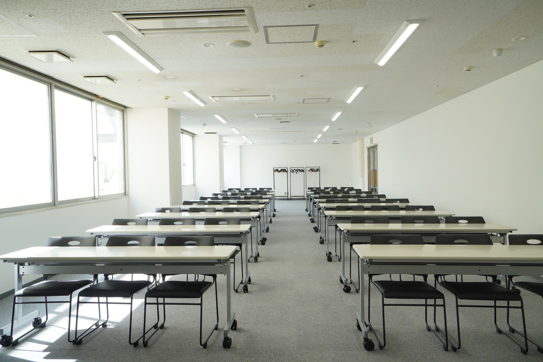 ＜豊橋駅前 TB4F-H会議室＞豊橋駅徒歩1分🚃48名収容🪑光回線Wi-Fi📶プロジェクター🎥モニター🖥️セミナー/研修/会議の写真5