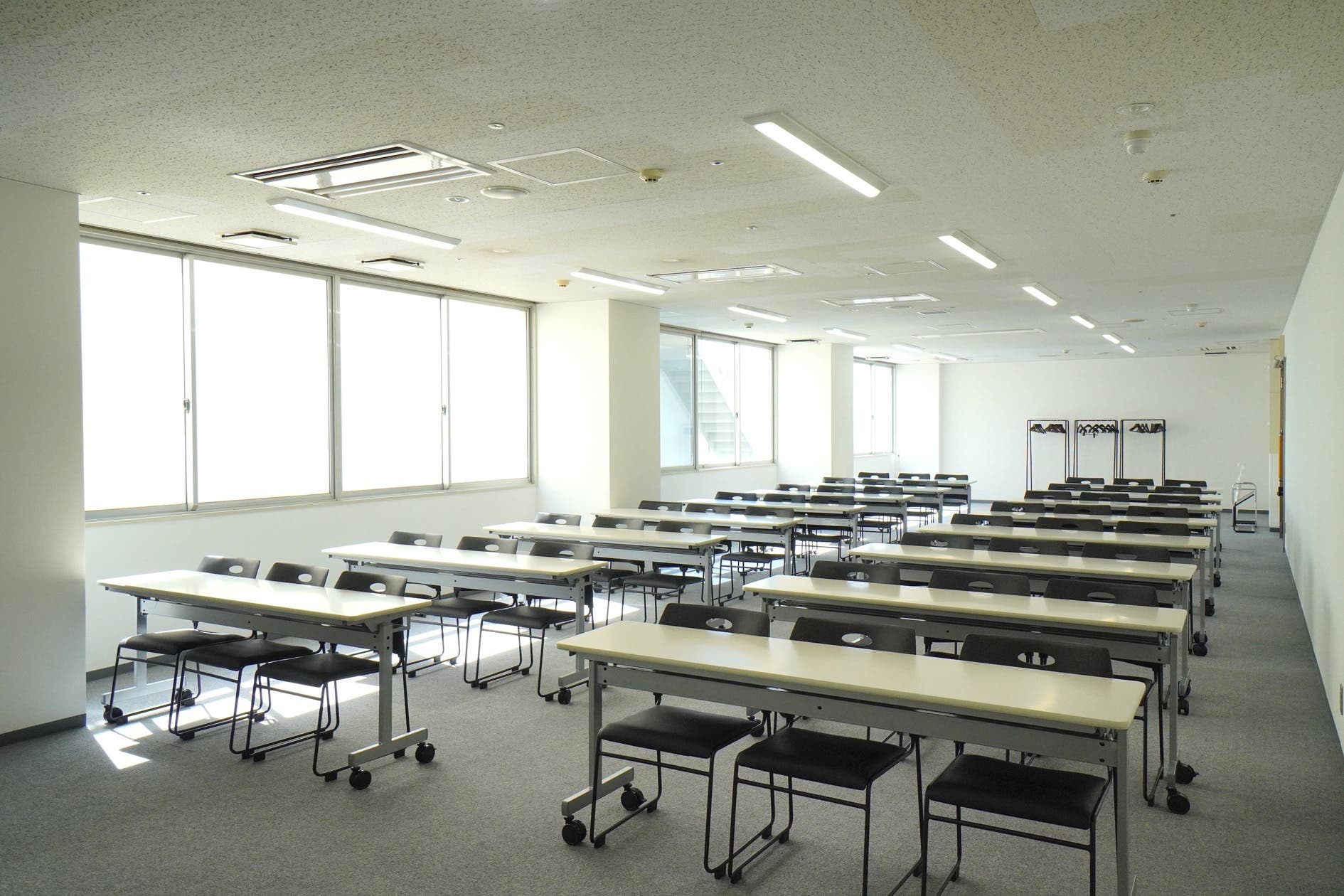 ＜豊橋駅前 TB4F-H会議室＞豊橋駅徒歩1分🚃48名収容🪑光回線Wi-Fi📶プロジェクター🎥モニター🖥️セミナー/研修/会議の写真6