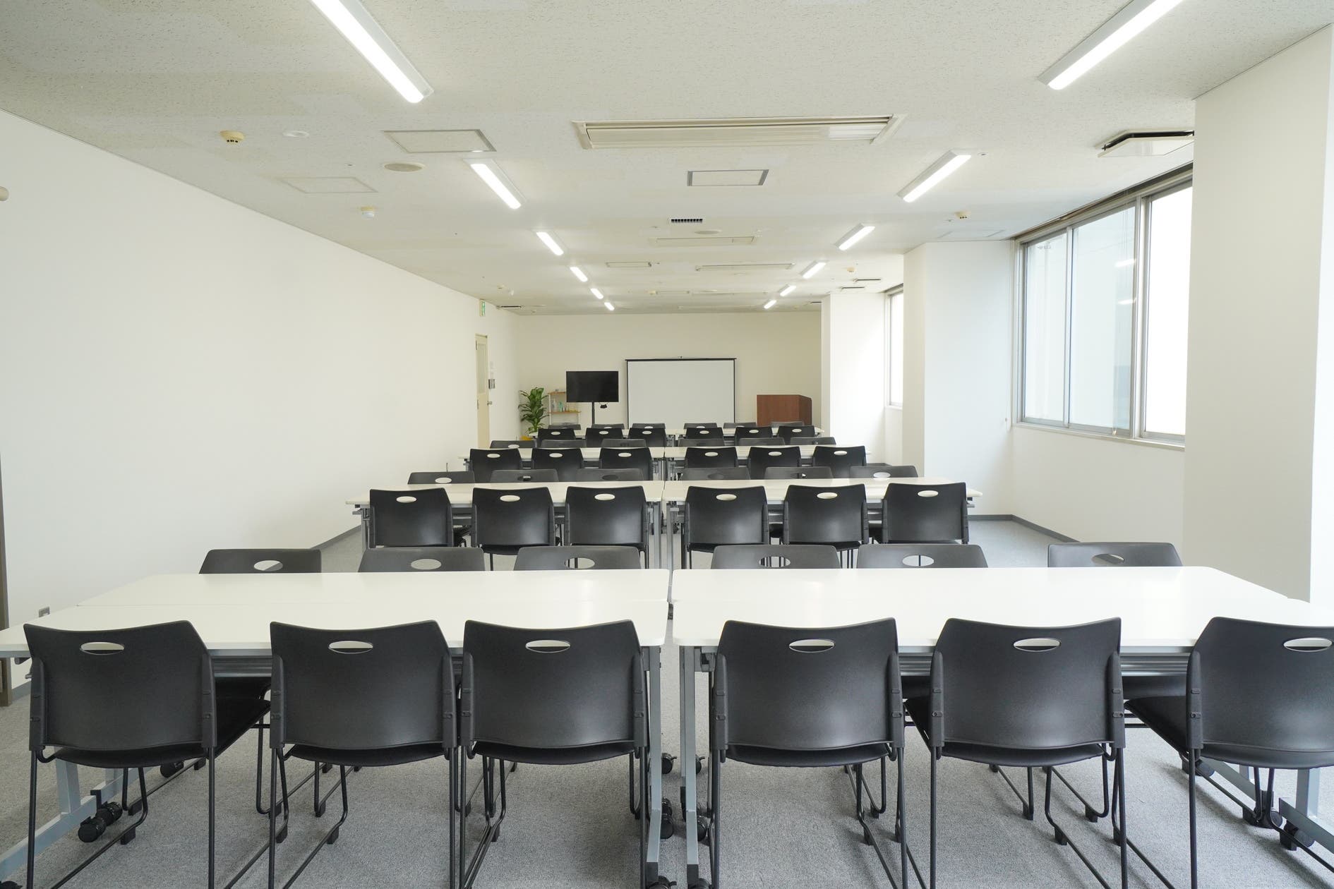 ＜豊橋駅前 TB4F-H会議室＞豊橋駅徒歩1分🚃48名収容🪑光回線Wi-Fi📶プロジェクター🎥モニター🖥️セミナー/研修/会議の写真11