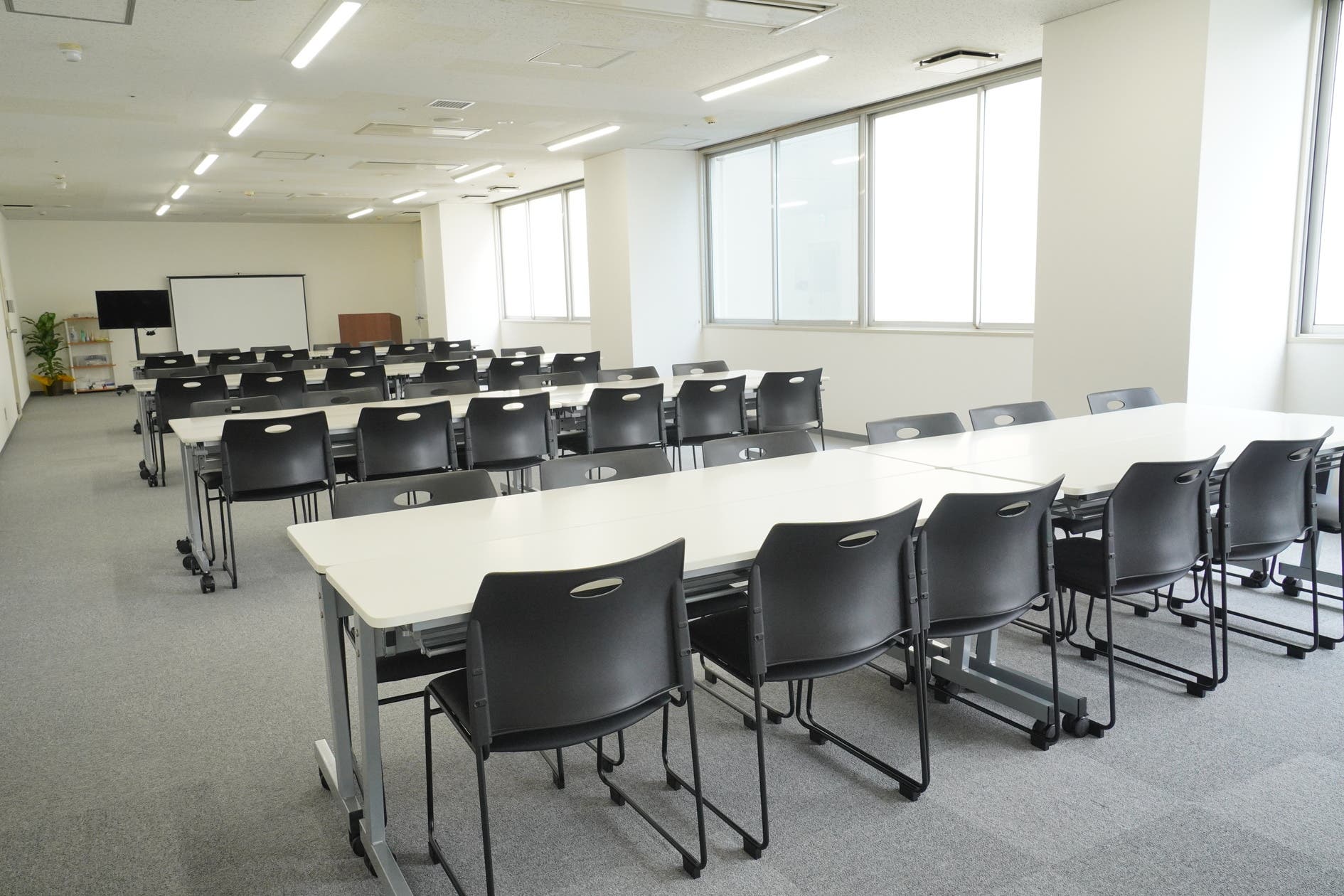 ＜豊橋駅前 TB4F-H会議室＞豊橋駅徒歩1分🚃48名収容🪑光回線Wi-Fi📶プロジェクター🎥モニター🖥️セミナー/研修/会議の写真12