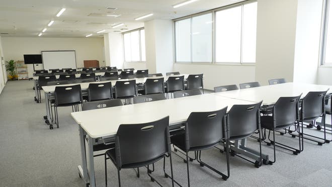 <豊橋駅前 TB4F-H会議室>豊橋駅徒歩1分🚃48名収容🪑光回線Wi-Fi📶プロジェクター🎥モニター🖥️セミナー/研修/会議の写真12