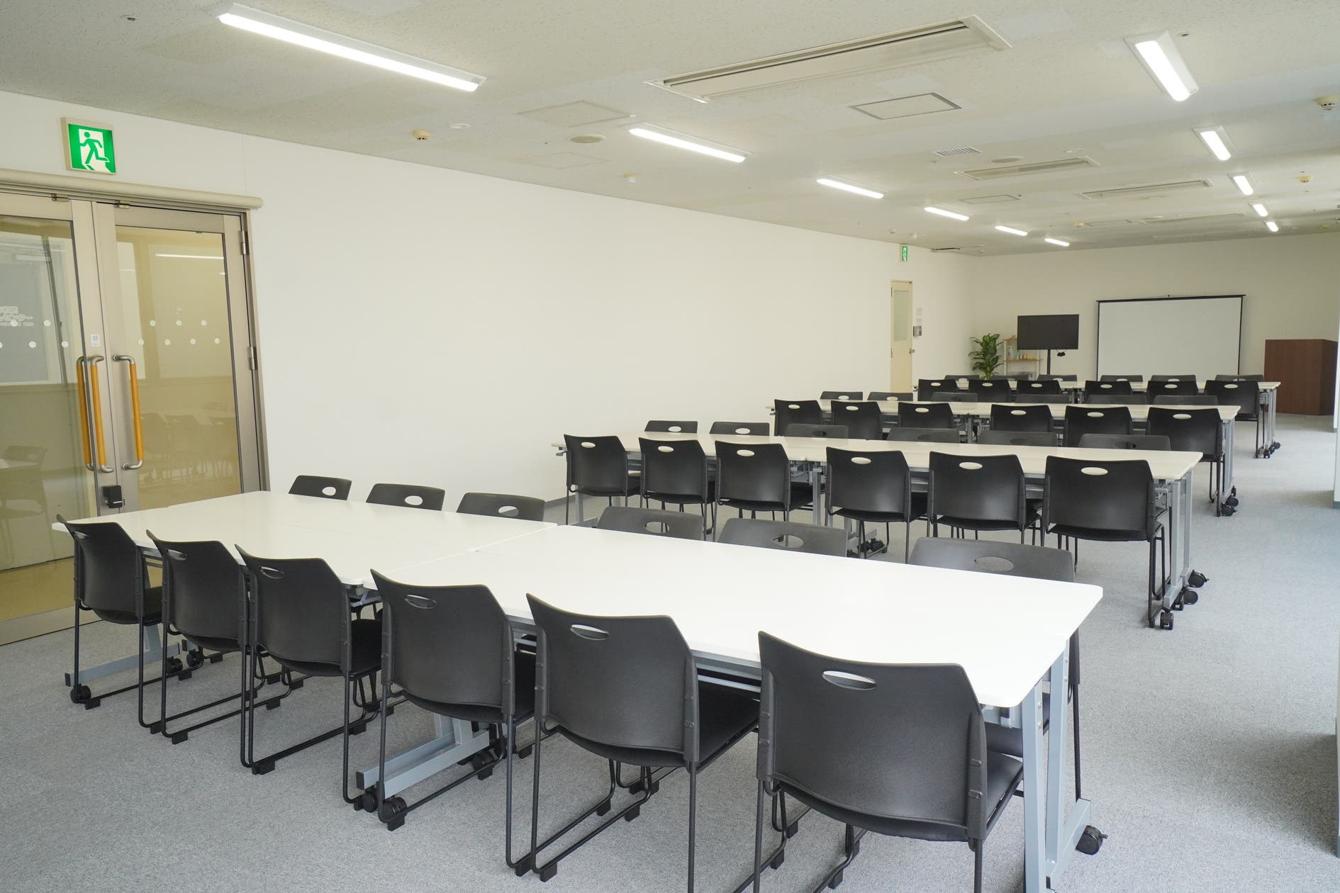 ＜豊橋駅前 TB4F-H会議室＞豊橋駅徒歩1分🚃48名収容🪑光回線Wi-Fi📶プロジェクター🎥モニター🖥️セミナー/研修/会議の写真13