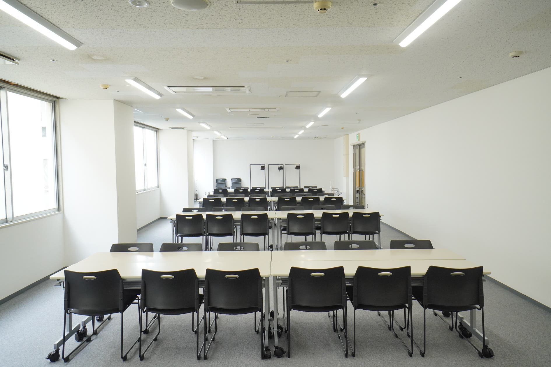 ＜豊橋駅前 TB4F-H会議室＞豊橋駅徒歩1分🚃48名収容🪑光回線Wi-Fi📶プロジェクター🎥モニター🖥️セミナー/研修/会議の写真14