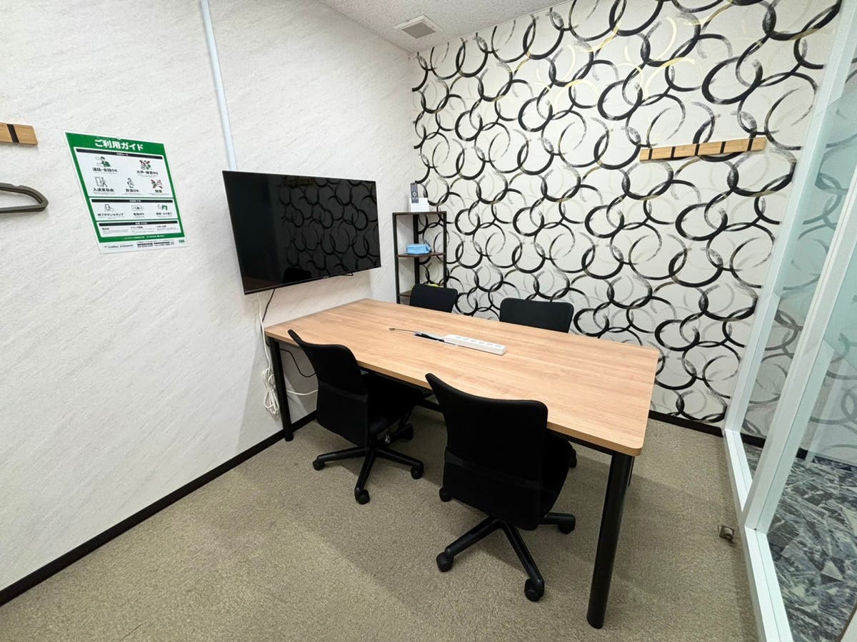 【1時間990円！ドン・キホーテ新宿店地下1階】モニター・フリードリンク付き4名会議室（Room E）※予約時間前は入室不可の写真1