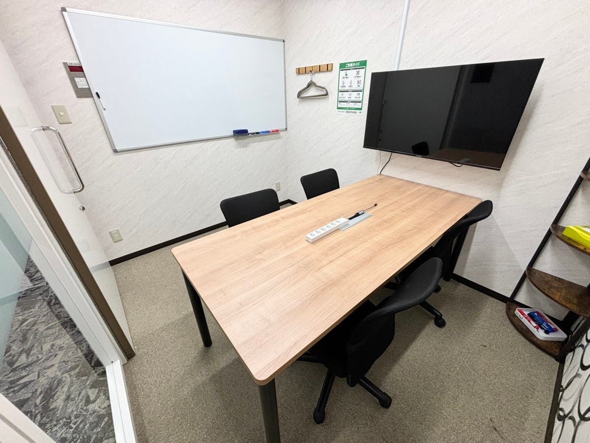 【1時間990円！ドン・キホーテ新宿店地下1階】モニター・フリードリンク付き4名会議室（Room E）※予約時間前は入室不可の写真3