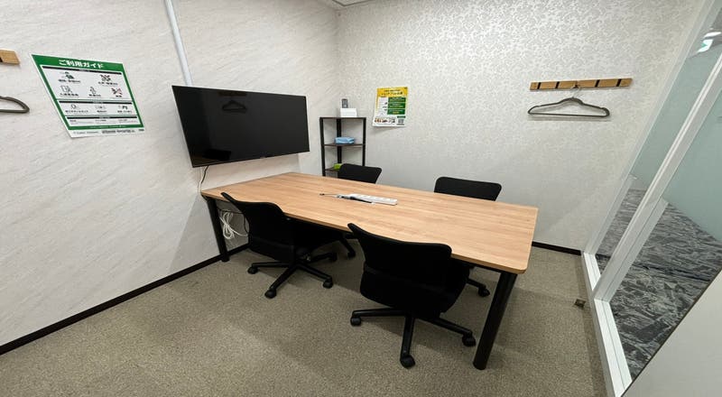 【1時間990円！ドン・キホーテ新宿店地下1階】モニター・フリードリンク付き4名会議室（Room D）※予約時間前は入室不可