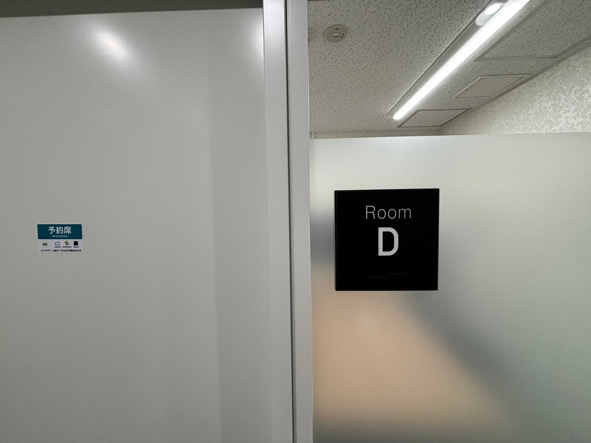 【1時間990円！ドン・キホーテ新宿店地下1階】モニター・フリードリンク付き4名会議室（Room D）※予約時間前は入室不可の写真2