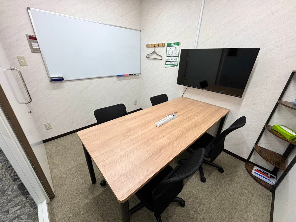 【1時間990円！ドン・キホーテ新宿店地下1階】モニター・フリードリンク付き4名会議室（Room D）※予約時間前は入室不可の写真3