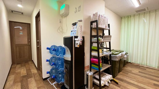 【1時間990円!ドン・キホーテ新宿店地下1階】モニター・フリードリンク付き4名会議室(Room D)※予約時間前は入室不可の写真5