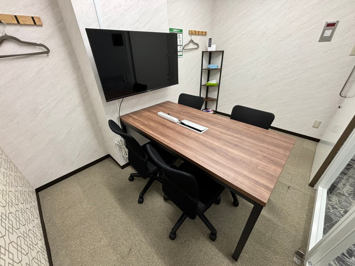 【1時間880円！ドン・キホーテ新宿店地下1階】モニター・フリードリンク付き4名会議室（Room C）※予約時間前は入室不可の写真1