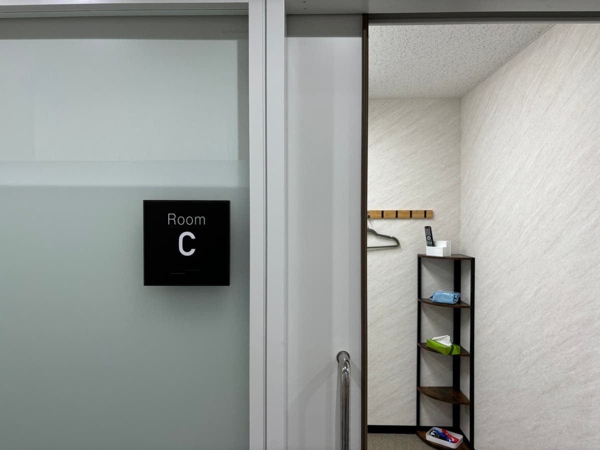 【1時間880円！ドン・キホーテ新宿店地下1階】モニター・フリードリンク付き4名会議室（Room C）※予約時間前は入室不可の写真2