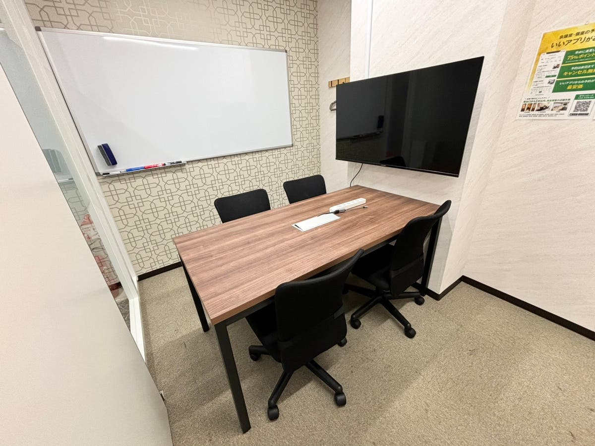 【1時間880円！ドン・キホーテ新宿店地下1階】モニター・フリードリンク付き4名会議室（Room C）※予約時間前は入室不可の写真3